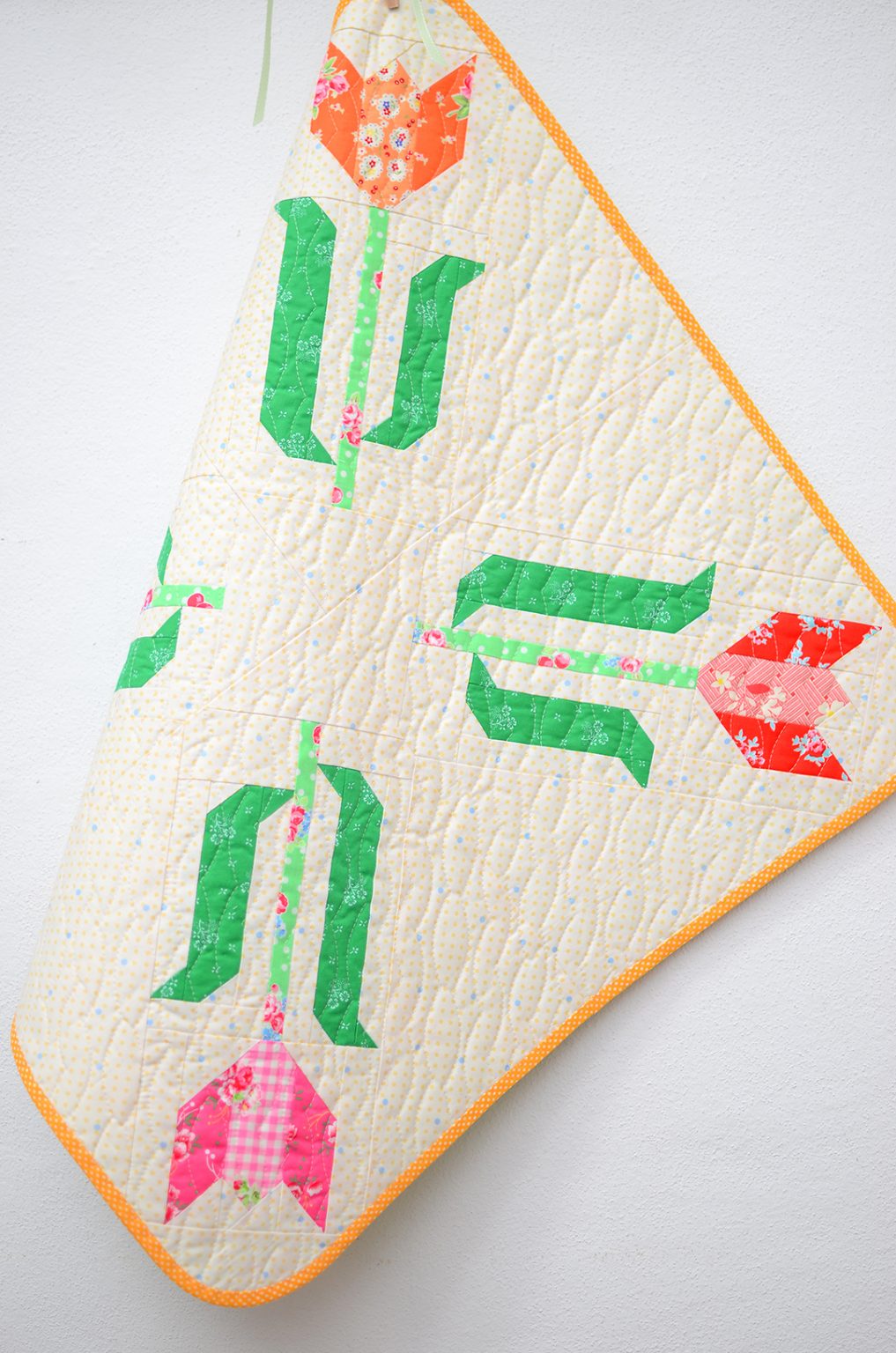 Tulip Table Topper - Tutorial & Pattern Add-on - ellis & higgs